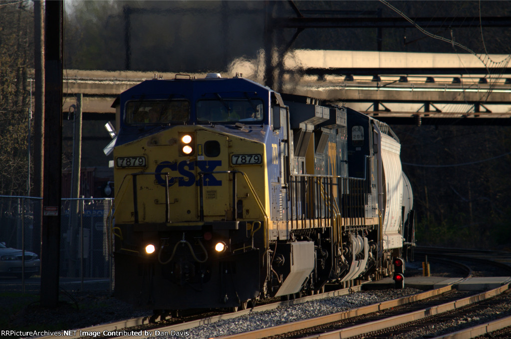 CSX C40-8W 7879 leads Q418-24